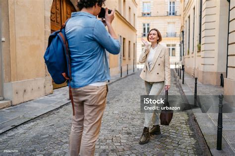프랑스 파리의 거리에서 카메라를 사용하여 여자 친구의 사진을 찍는 남자 친구 사진작가에 대한 스톡 사진 및 기타 이미지 사진작가 프랑스 프랑스 문화 Istock