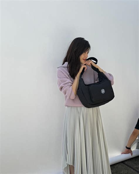 佐藤ありさ 明けましておめでとうございます🐍 今年はデビュー20周年という節目の年でもあります。 このお仕事と共に歩んできた素晴らしい時間に感謝をすると同時に、私にとってなくてはならない