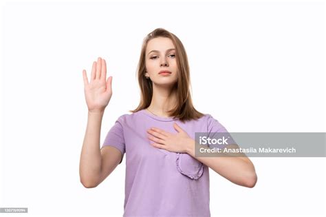 가슴과 열린 손바닥에 손을 얹은 행복하고 진지한 갈색 머리 소녀의 초상화가 충성 약속 맹세를 합니다 선서에 대한 스톡 사진 및 기타 이미지 Istock