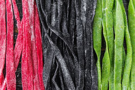 어두운 나무 배경에 3 집에서 만든 파스타 시금치와 핑크 붙여넣기 오징어 잉크 녹색 파스타와 블랙 파스타 건강한 생활방식에 대한 스톡 사진 및 기타 이미지 Istock