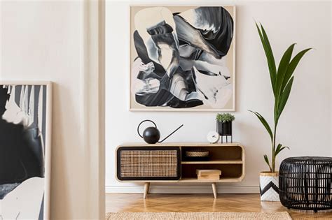 나무 Commode 디자인 검은 등나무 Pouf 열대 식물과 우아한 액세서리와 거실의 현대적인 디자인 홈 인테리어 세련된 홈