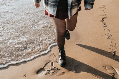 바다 옆 해변을 따라 걷는 여자 사진 Unsplash의 해변에 소녀 이미지