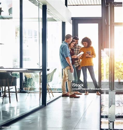 태블릿을 사용한 사무실에서의 웹 디자인 팀워크 및 대화 계획 앱의 창의적인 사용자 경험 작업 공간 그룹 및 기술과의 협업 웹 사이트 디자이너와의 개발 및 회의 남자 사업가에