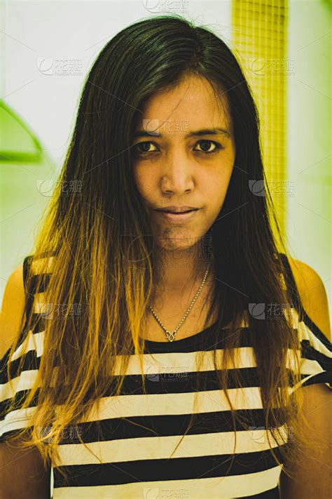 女人 勇气 效率 阶调图片 垂直画幅 美 褐色 门口 美人 阴影