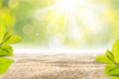 복사 공간 빈 오래된 나무 테이블 추상적 인 배경에 태양 빛녹색 자연 보케 잎을 흐리게 신선한 자연의 제품 프리젠 테이션 생태 환경과 자연 개념 0명에 대한 스톡 사진 및