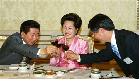 [노무현사료관] [열린우리당 17대 국회의원 당선자와의 만찬에서 참석자들과 건배하는 노무현 대통령 내외]