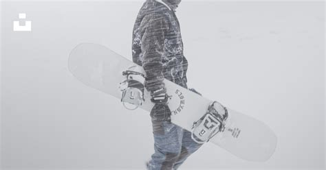 검은 색과 흰색 바지와 검은 눈 신발을 신은 사람이 눈 덮인 땅에 서있는 동안 사진 Unsplash의 무료 플래너알름 이미지