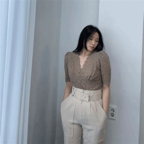 [ 화이트10 할인 ] 웨이브 스판 레이스 자수 블라우스 에이블리