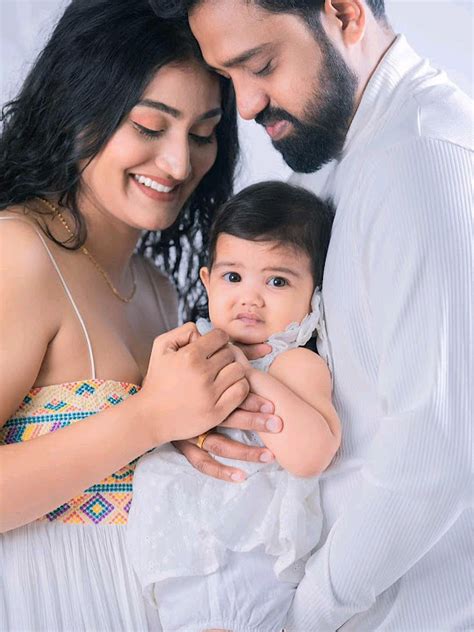 ලස්සන ආදරනීය පවුලක් 💝 නිත්‍යා පුංචි පැටිය ️එක්ක කරපු Photoshoot Actress Shortsfeed 👌 Youtube