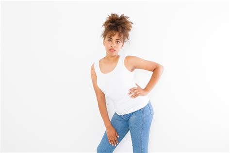여름 티셔츠 디자인과 사람들은 빈 템플릿 흰색 티셔츠에 젊은 아프로 미국 여성의 클로즈업 개념 모의 공간을 복사합니다 곱슬 머리 전면 보기 18 19세에 대한 스톡 사진 및