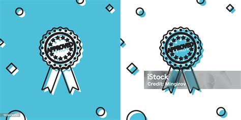 파란색과 흰색 배경에 격리 된 리본 아이콘이있는 검은 색 승인 또는 인증 메달 배지 승인 된 씰 스탬프 기호 임의 동적 셰이프 벡터 일러스트레이션 가능성에 대한 스톡 벡터