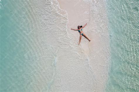 Mujer Joven Bronceada Mujer Tomando El Sol Vistiendo Bikini En La Playa