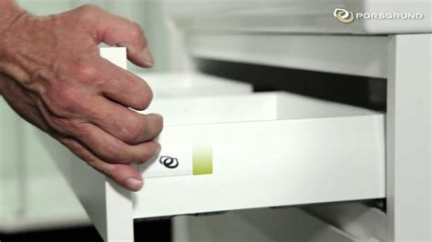 Se hvordan du løser ut en skuff i Porsgrund Seven D baderomsmøbel - YouTube