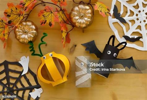 화장지 롤 수제 뱀파이어 박쥐 미라 호박에서 할로윈 장식 아이들을위한 쉬운 종이 공예품 말기에 대한 스톡 사진 및 기타 이미지 Istock