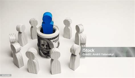 비즈니스 리더의 개념입니다 보스 팀의 중심에 서 고 지침를 목표 및 비즈니스 전략 사업 계획입니다 금융 위험 관리입니다 시작 가리키기에 대한 스톡 사진 및 기타 이미지