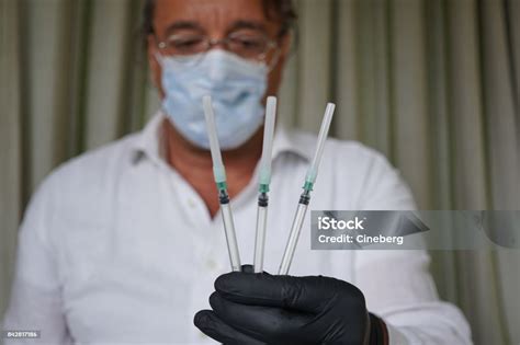 의사는 의료 얼굴 마스크와 3 개의 멸 균 주사기를 들고 검은 장갑 Stem 주제에 대한 스톡 사진 및 기타 이미지 Stem 주제 건강관리와 의술 과학 Istock