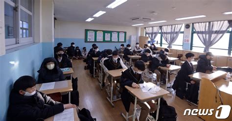 여전히 마스크 쓰는 학생들