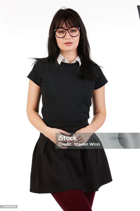 Lächelnde Preppy Frau Tshirt Modell Mit Nerdbrille Blickig In Die Ferne