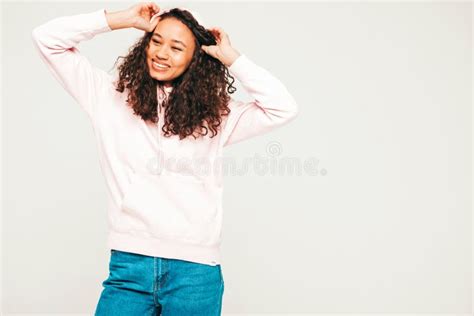 Bella Joven Posando En El Estudio Foto De Archivo Imagen De Alegre Elegante