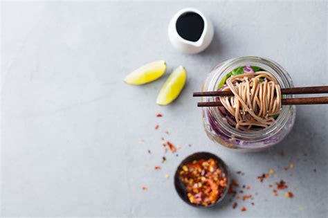 국수 소바 샐러드 야채 두부 닭고기를 병에 곁들인 수프 회색 배경입니다 맨 위 보기 공간을 복사합니다 수프에 대한 스톡 사진 및 기타 이미지 Istock