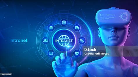 인트라넷 글로벌 네트워크 연결 개념입니다 Vr 헤드셋 안경을 쓴 소녀는 인트라넷 아이콘과 디지털 인터페이스를 만지고 있다 비즈니스 기업 커뮤니케이션 문서 관리 시스템 Dms