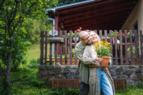시골집에서 여름을 즐기는 백인 행복하고 편안한 중년 부부 시골 개념에서 행복한 삶 2명에 대한 스톡 사진 및 기타 이미지 2명 건축물 기혼 Istock
