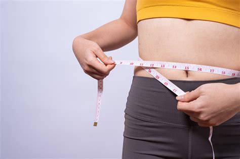 흰색 배경에 고립 된 스포츠웨어에서 아시아 여성의 초상화 20 29세에 대한 스톡 사진 및 기타 이미지 20 29세 가냘픈 건강관리와 의술 Istock