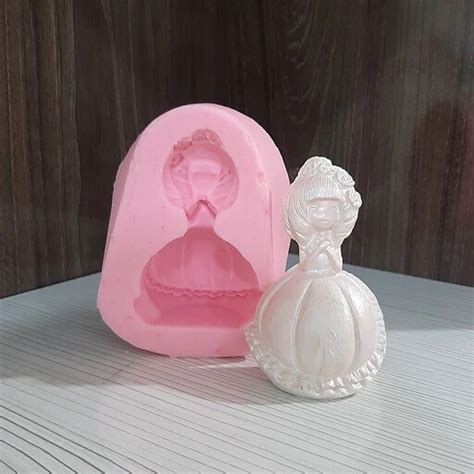 خرید و قیمت قالب سیلیکونی دختر ک با لباس سه بعدی مناسب برای گچ و شمع ترب