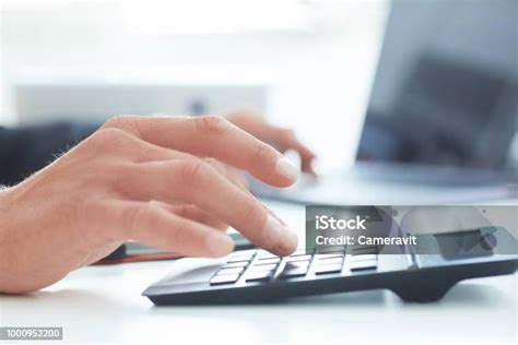 계산기에서 작동 하는 사업 또는 회계사 손의 닫습니다 계산 하는 비즈니스 데이터를 사무실에서 회계 문서와 노트북 컴퓨터 가정