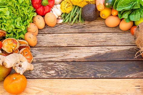 토마토 계란 마늘 레몬 샐러드 망고 양파 양상추 양배추 양파 피망 스튜디오 사진 모듬 야채의 다채로운 구성 사람이 없습니다