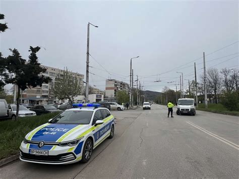 От последните минути Бус и джип се удариха във Враца снимки