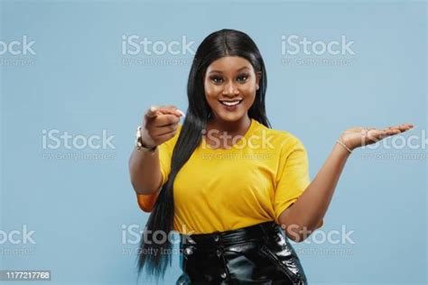파란 배경에 아프리카계 미국인 젊은 여성의 반 길이 초상화 개념에 대한 스톡 사진 및 기타 이미지 개념 광고 귀여운 Istock
