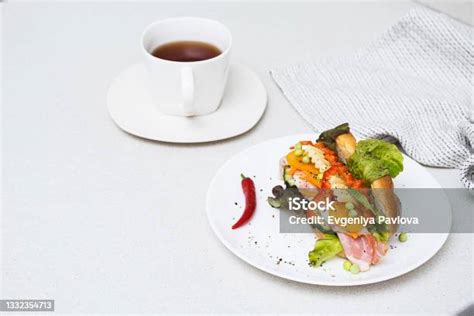 반 미 샌드위치와 다양한 먹어와 차 한 잔 전통 베트남식 조식 트렌디 한 정물 빛 색으로 생활 배경 주제에 대한 스톡 사진 및 기타 이미지 Istock