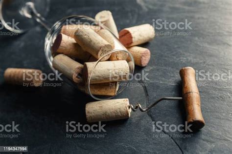 검은 슬레이트 배경에 코르크의 전체 와인 코르크 나사와 와인 잔 0명에 대한 스톡 사진 및 기타 이미지 0명 개념 개념과 주제 Istock