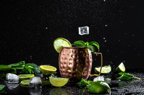 검은 배경에 구리 머그잔에 얼음과 칵테일 튀는 모스크바 노새 알코올 칵테일 0명에 대한 스톡 사진 및 기타 이미지 0명 Moscow Mule Cocktail 건강