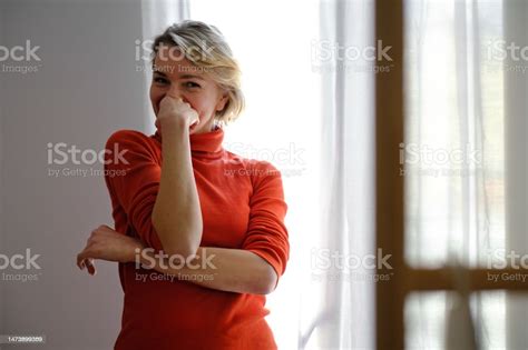 집에서 카메라를 바라보며 손으로 얼굴을 가리고 있는 아름답고 자신감 넘치는 백인 여성의 전면 모습 35 39세에 대한 스톡 사진 및 기타 이미지 Istock