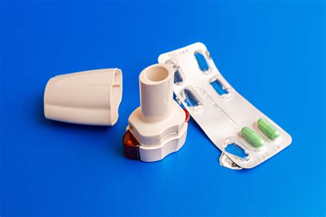 Inhalador Y Cápsulas Con Un Medicamento Inhalador De Cápsula De Epoc O