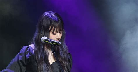 포토 Qwer 히나 매력적인 기타 연주