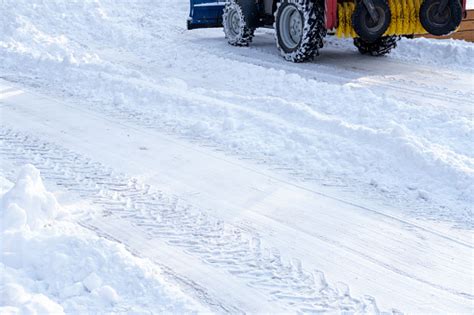 트랙터 나 스노우 머신으로 눈 청소 공원의 도로에 표류 겨울 추위와 눈 덮인 날씨 선택적 초점 감기와 독감에 대한 스톡 사진 및 기타 이미지 Istock