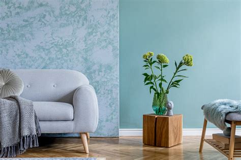 회색 소파 벤치 나무 큐브 꽃병 조각 베개 격자 무늬 및 개인 액세서리와 스칸디나비아 유칼립투스 거실의 인테리어 디자인 세련된 홈 장식 템플릿 복사 공간 구도에 대한 스톡