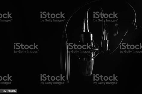 스튜디오 콘덴서 마이크는 블랙에 격리 라디오 보컬 팟 캐스트 공간을 복사합니다 레코드 아날로그 오디오에 대한 스톡 사진 및 기타