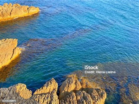 여름 저녁에 바다 바위 해안 풍경 차분한 파란색 잔물결 바다 물 보기 지중해 해안의 아름다운 바다 풍경 해안의 경치 좋은 절벽 0명에 대한 스톡 사진 및 기타 이미지