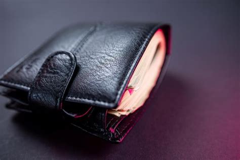 Cartera Llena De Dinero En Una Mesa De Madera Cien Billetes