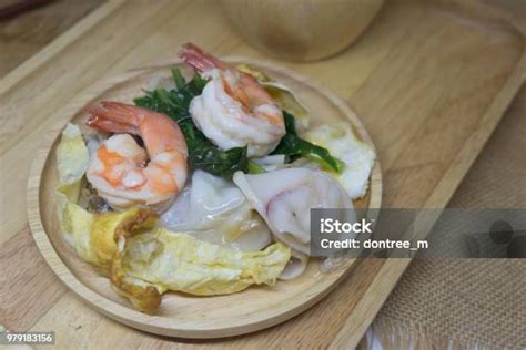 태국 스타일의 음식 튀긴 오징어와 함께 국수와 새우에 젖된 국물 건강한 생활방식에 대한 스톡 사진 및 기타 이미지 건강한 생활방식 건강한 식생활 고추류 Istock