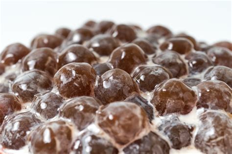 유리 잔의 진주 밀크티 와 흰색 바탕에 타 피 오카 볼의 접시 진주 밀크 티는 대만에서 가장 대표적인 음료입니다 대만 음식 복사 공간이 있습니다 버블티에 대한 스톡 사진 및