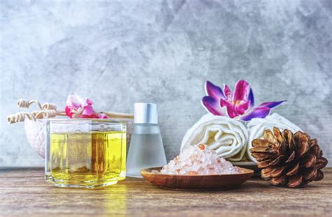 히말라야 소금과 비누와 수건 나무 테이블에 글레이 배경 아로마 스파 세트 개념 꽃 식물에 대한 스톡 사진 및 기타 이미지 꽃 식물 마사지 메이크업 화장품 Istock