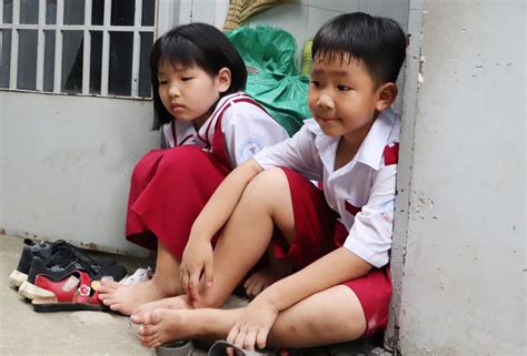 Vợ mất tại phòng trọ sau khi sinh bé trai được tháng tuổi chồng chết lặng ôm đứa con khờ