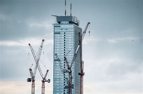 개발 건설 건설 장비 건설 현장 건축 고층 건물 공사 현장 구름 낀 하늘 구조 공학 기중기 도시 도시 개발 도시 경관 도시 성장 도시 크레인 도시