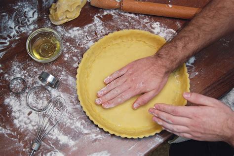 기지와 측면을 과자를 누릅니다 레몬 머 랭 파이 Tarttlet 디저트 만들기 단계적으로 후식 파이에 대한 스톡 사진 및 기타 이미지 Istock