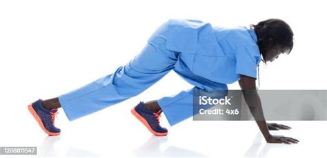 스포츠 신발을 입고 흰색 배경 앞에서 출발선에 아프리카 계 미국인 인종 여성 간호사에 대한 스톡 사진 및 기타 이미지 간호사 달리기 트랙 경기 Istock